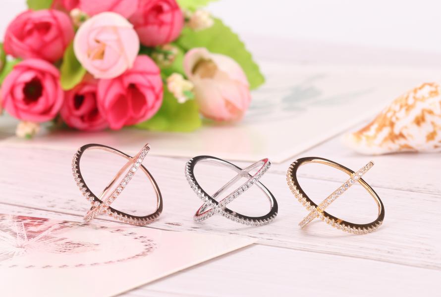 HOW TO FIND OUT HER RING SIZE – Findurings